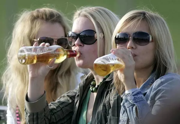 Lieči sa alkoholizmus u žien? Príznaky alkoholizmu u žien: príznaky a štádiá. Lieči sa ženský alkoholizmus? Mýty a realita
