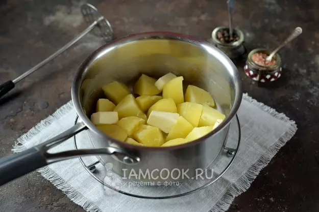 Receta interesante për pure patatesh pa qumësht. Si të bëni pure patatesh për një pjatë anësore - receta të thjeshta dhe të shijshme me foto Si të bëni pure patatesh të shijshme pa qumësht 2650_13
